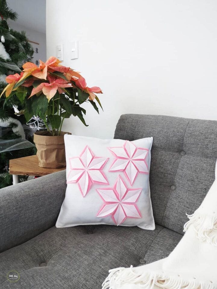 How to sew a felt Christmas cushion