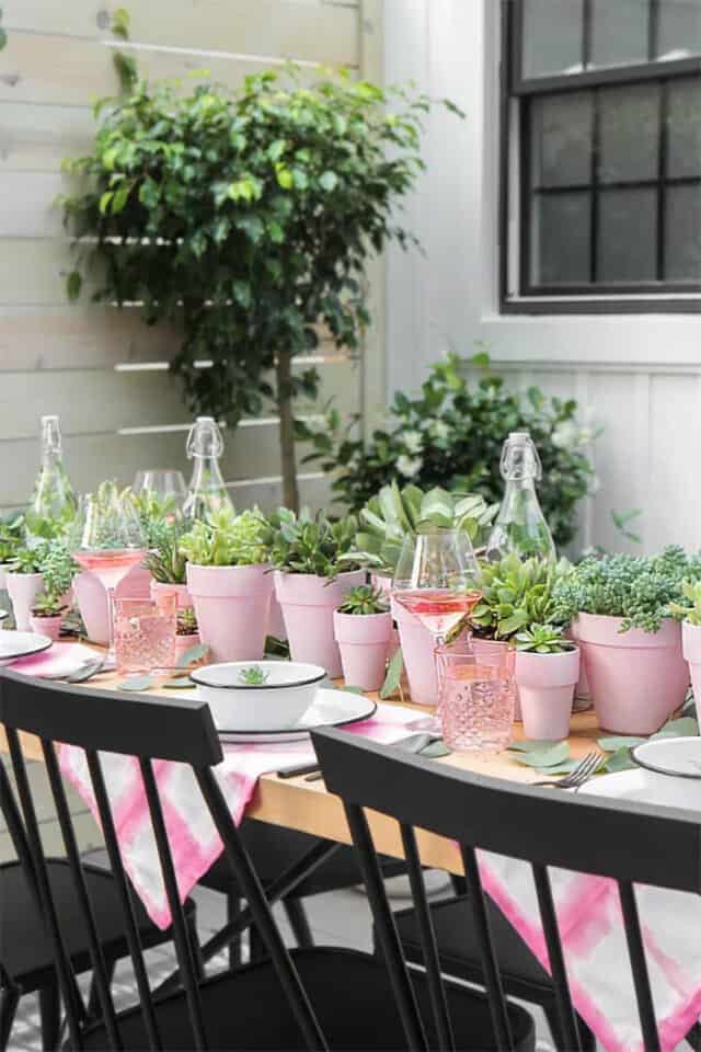 12 Surprisingly Simple Outdoor Table Settings That Will Wow Your Guests