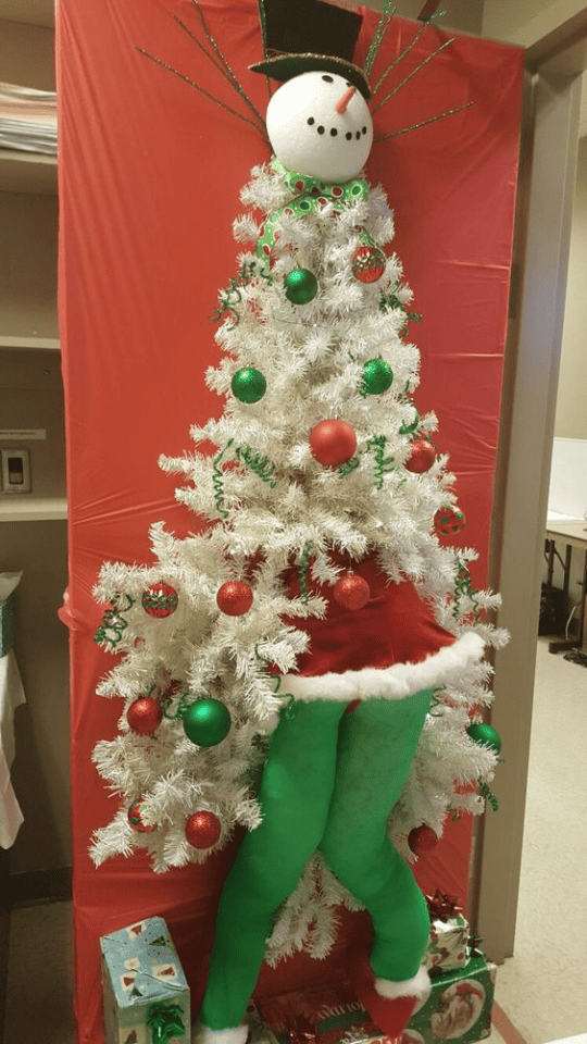 23 Hilarious Office Christmas Door Decorating Contest Ideas That Will