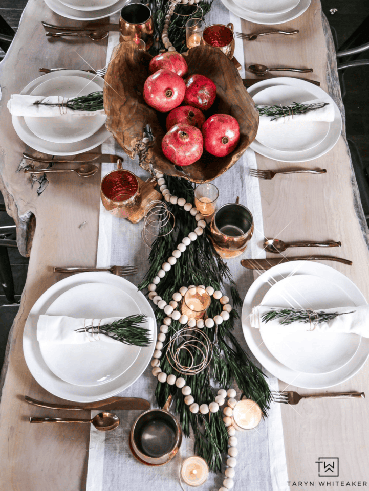 30 Unique Christmas Table Runner Ideas to Wow Your Guests