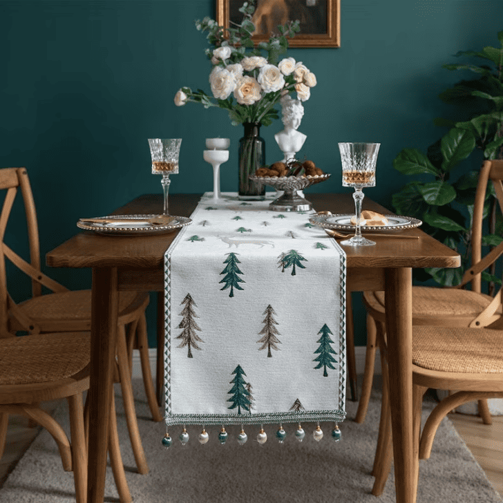 30 Unique Christmas Table Runner Ideas to Wow Your Guests