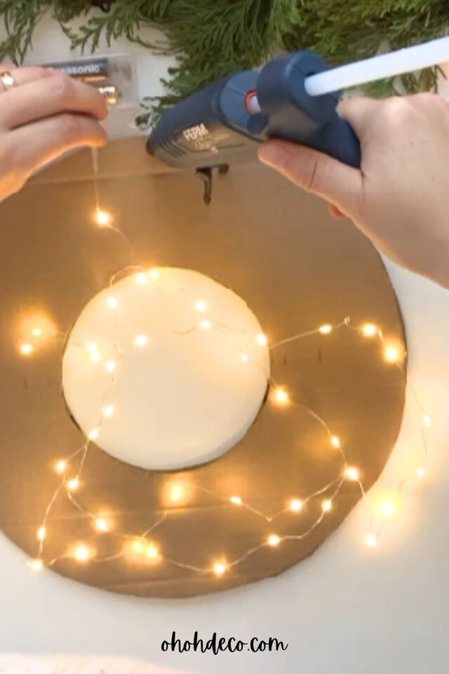 How to Make a Paper Christmas Wreath with Baking Paper and Cardboard